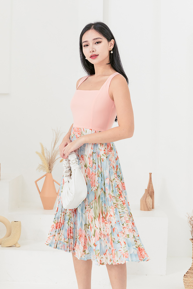Isla Pleated Floral Dress in Peach | FlymetoParis